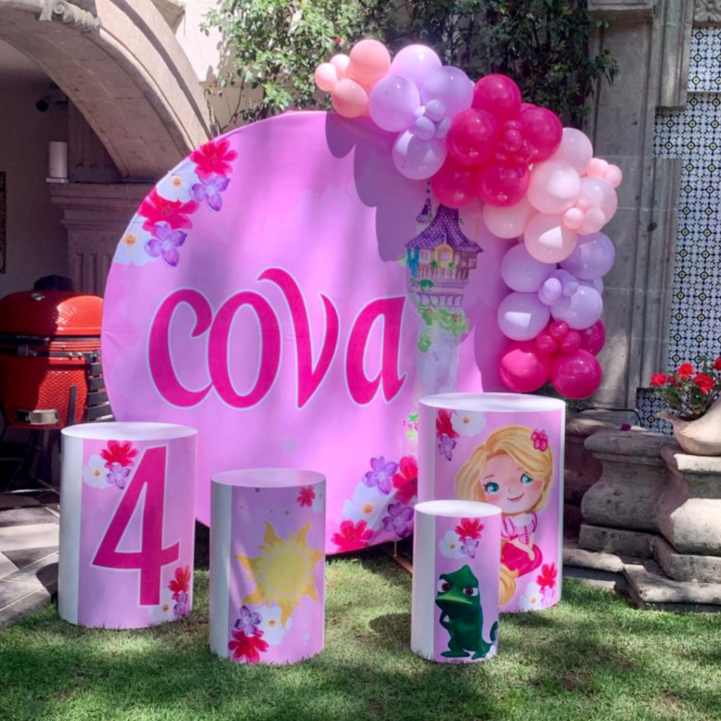 Backdrop circular con globos y cilindros – Maromi